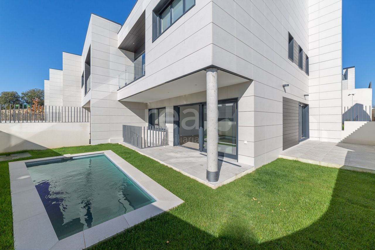 Pareado / Adosado en Esquina en alquiler en Madrid (La Moraleja) | Ref ...